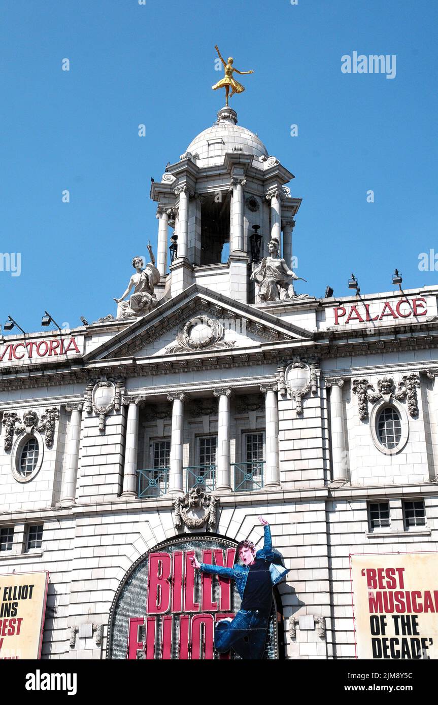 Victoria palace theatre london -Fotos und -Bildmaterial in hoher Auflösung – Alamy