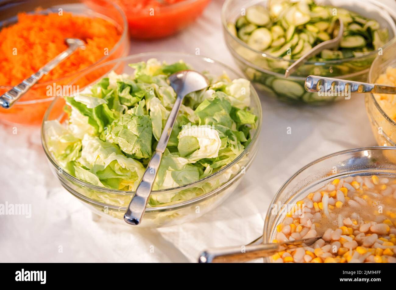 Salate buffettisch -Fotos und -Bildmaterial in hoher Auflösung – Alamy