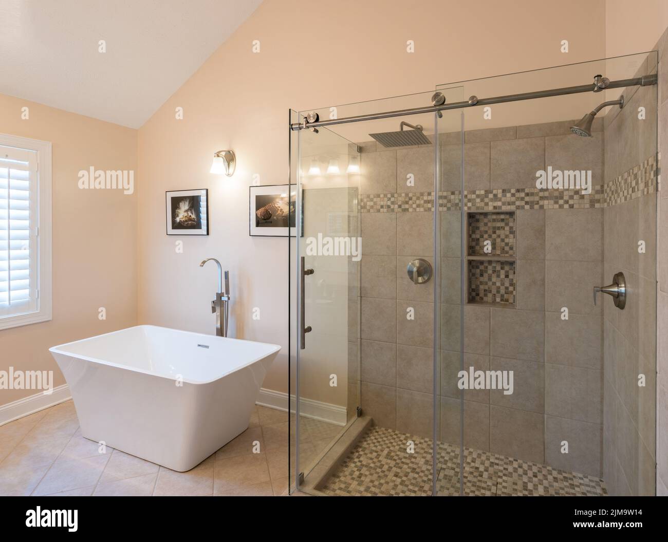 Dusche niemand badezimmer -Fotos und -Bildmaterial in hoher Auflösung ...