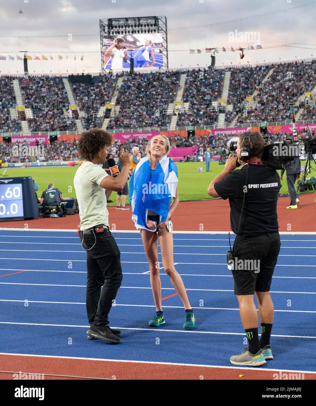 Eilish McColgan feiert ihren Sieg mit der BBC bei den Frauen 10.000m ...