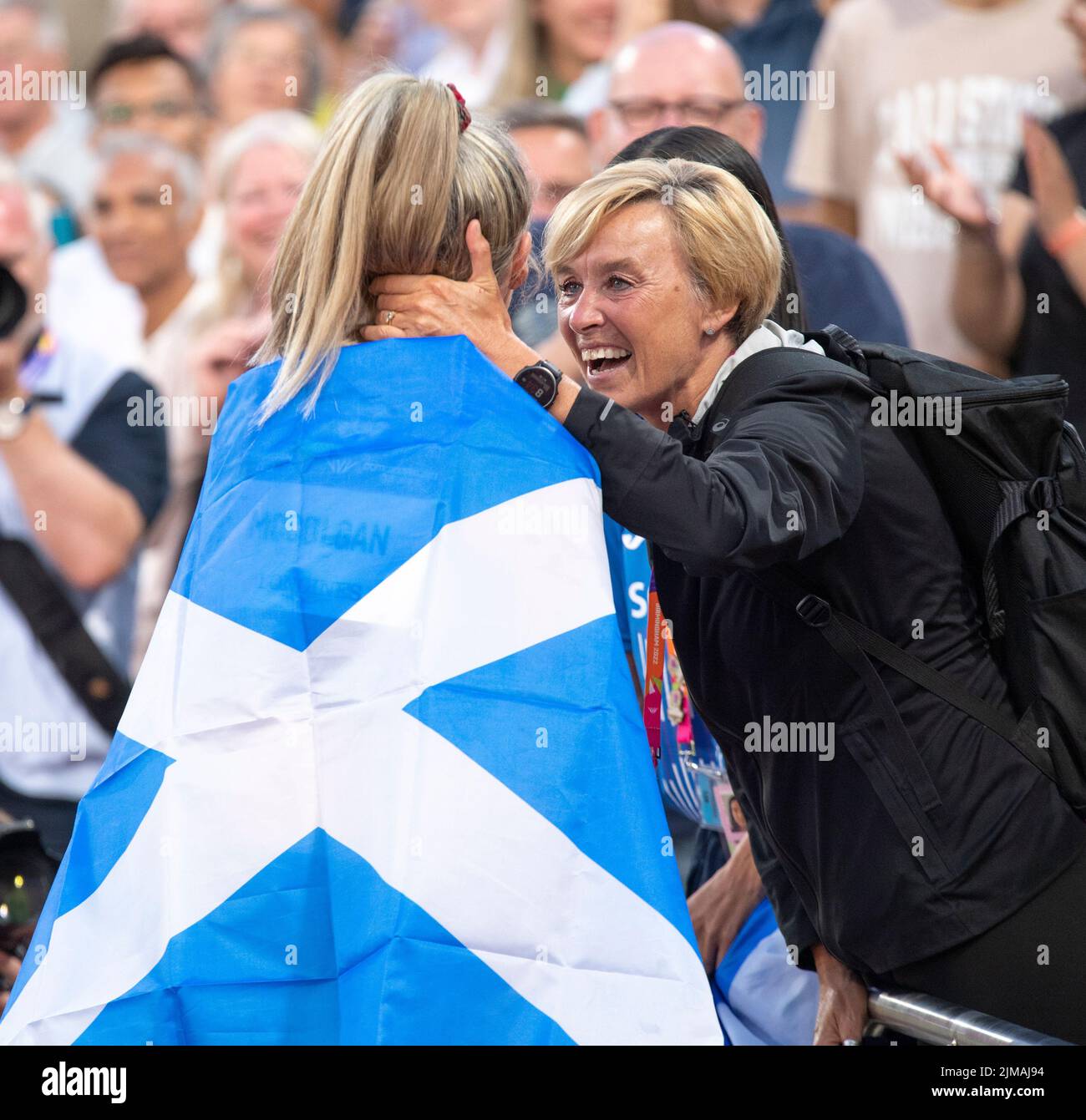 Eilish McColgan feierte ihren Sieg mit ihrer Mutter Liz McCogan ...