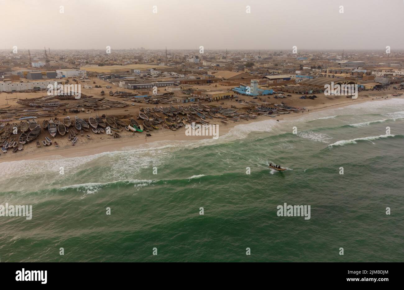 Luftlandschaft des Fischereihafens von Nouakchott, Mauretanien. Das ...