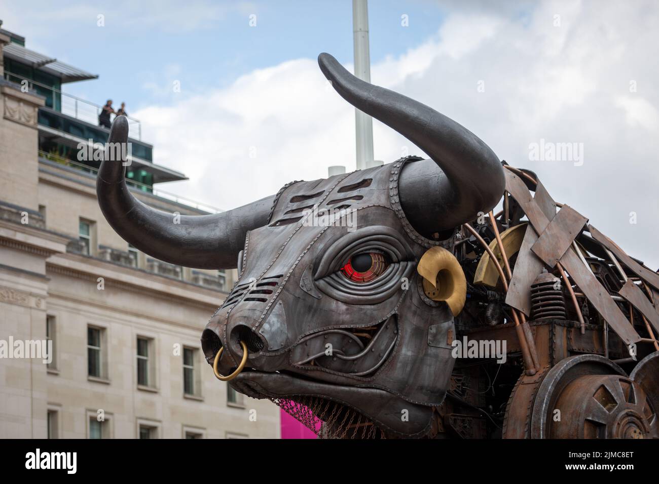 Der Raging Bull - der mechanische Bulle aus dem Jahr 10ft, der bei den ...