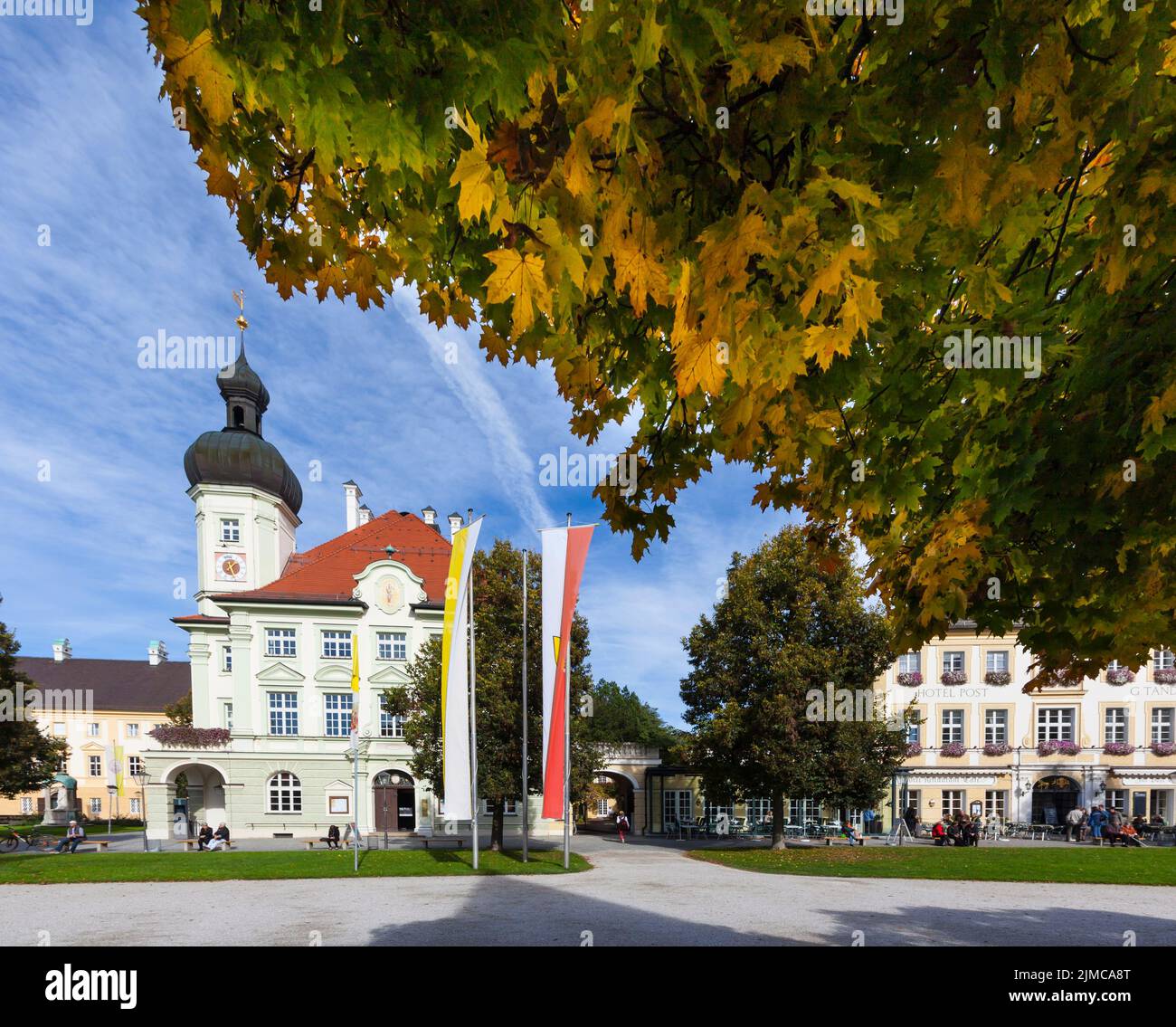 Rathaus und Hotel Post am Kapellplatz, Altötting, Bayern, Deutschland ...