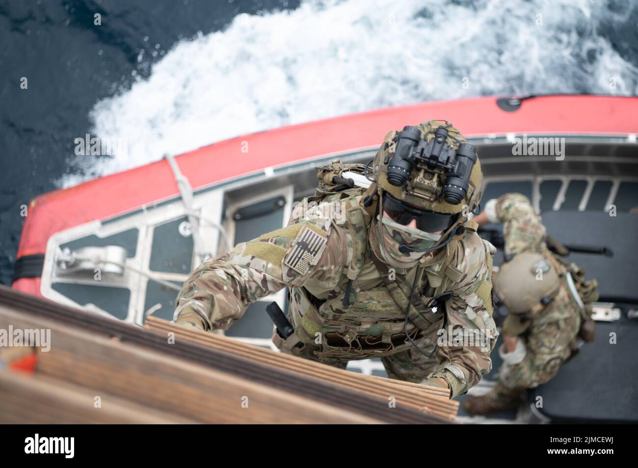 Ein US-Küstenwachmann, der an ein Marine Security Response Team ...