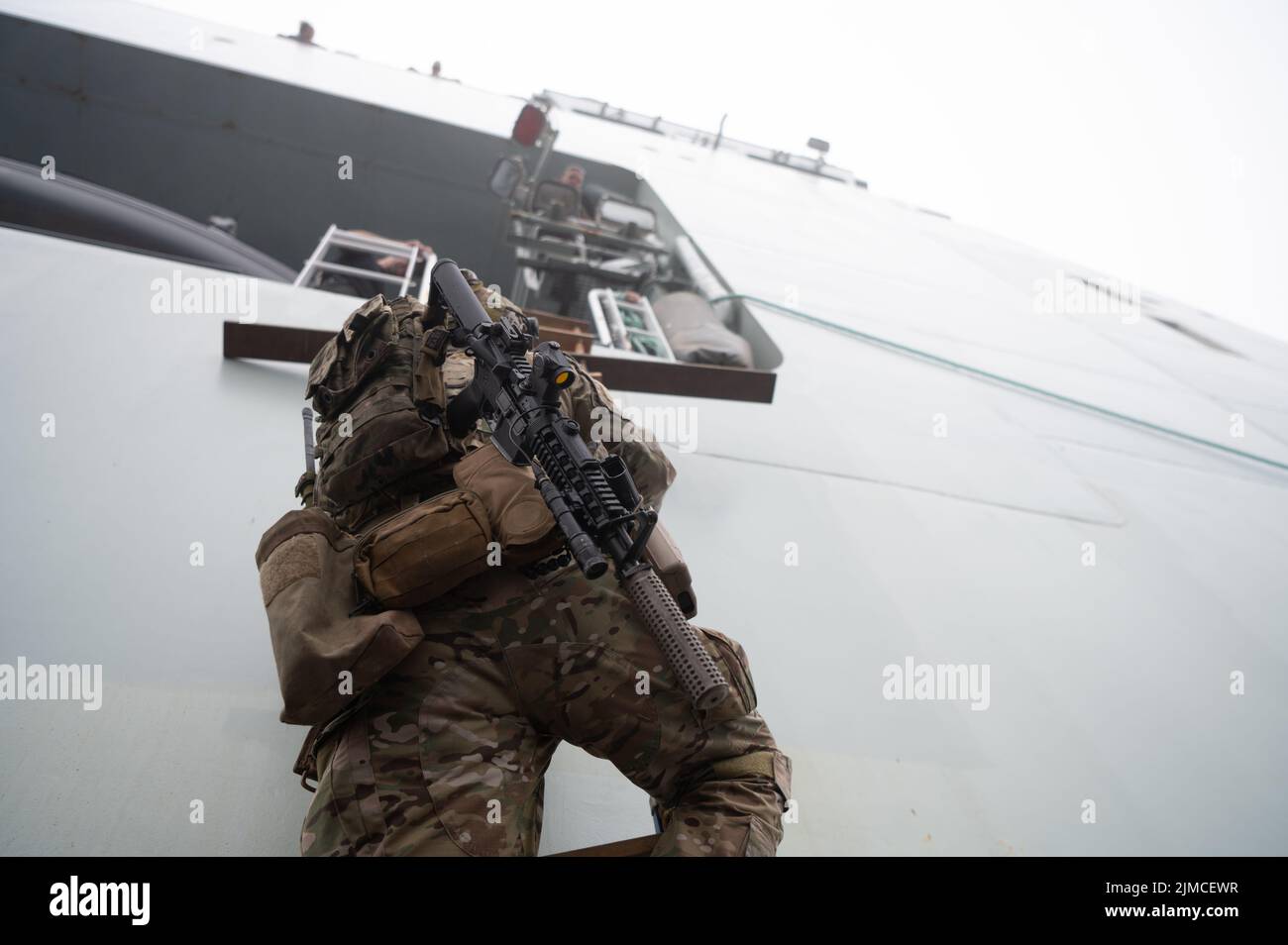 Ein US-Küstenwachmann, der an ein Marine Security Response Team ...