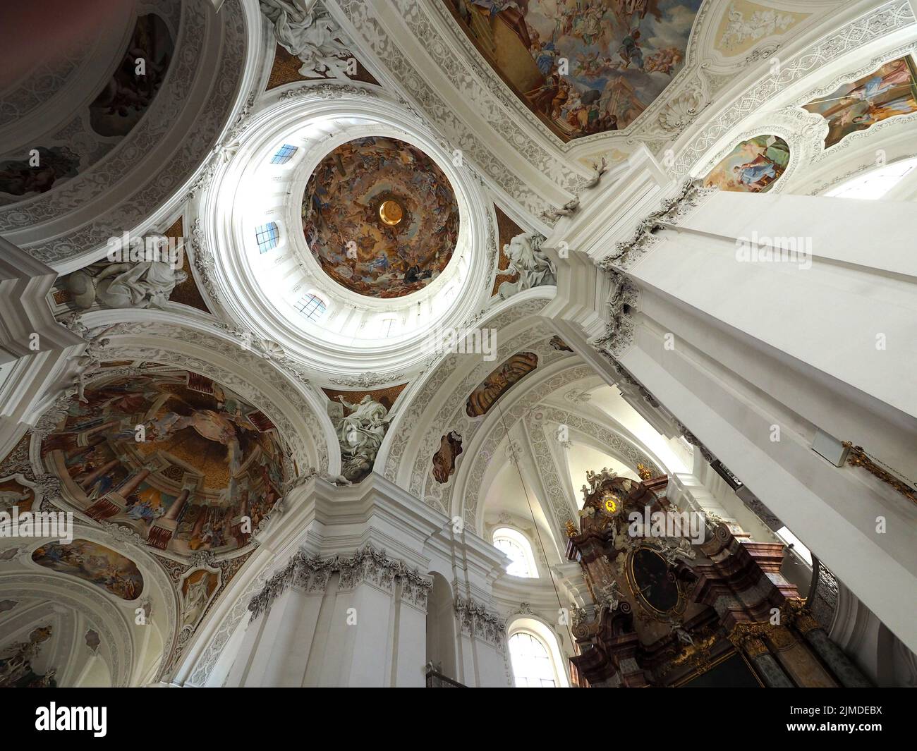 Kirche basilika st martin -Fotos und -Bildmaterial in hoher Auflösung – Alamy