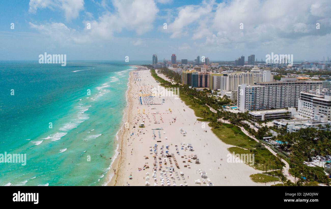 Drohnenaufnahme in Miami South Beach, Florida. Strand mit bunten ...