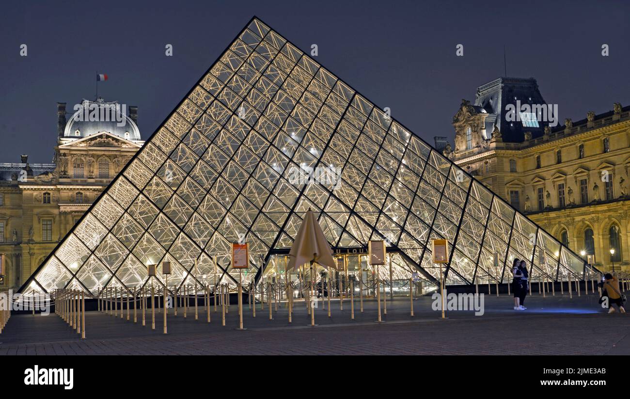 Louvre piramide parigi -Fotos und -Bildmaterial in hoher Auflösung – Alamy