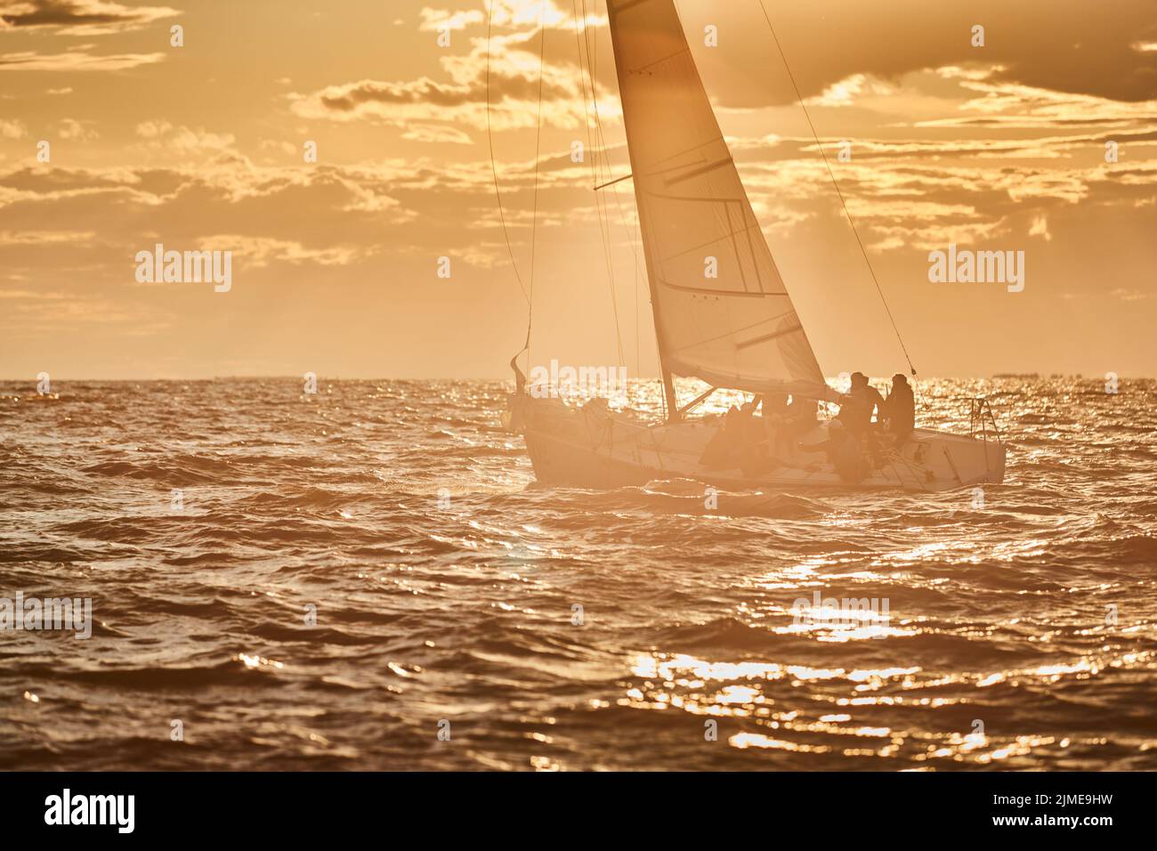 Segelboot am horizont -Fotos und -Bildmaterial in hoher Auflösung – Alamy