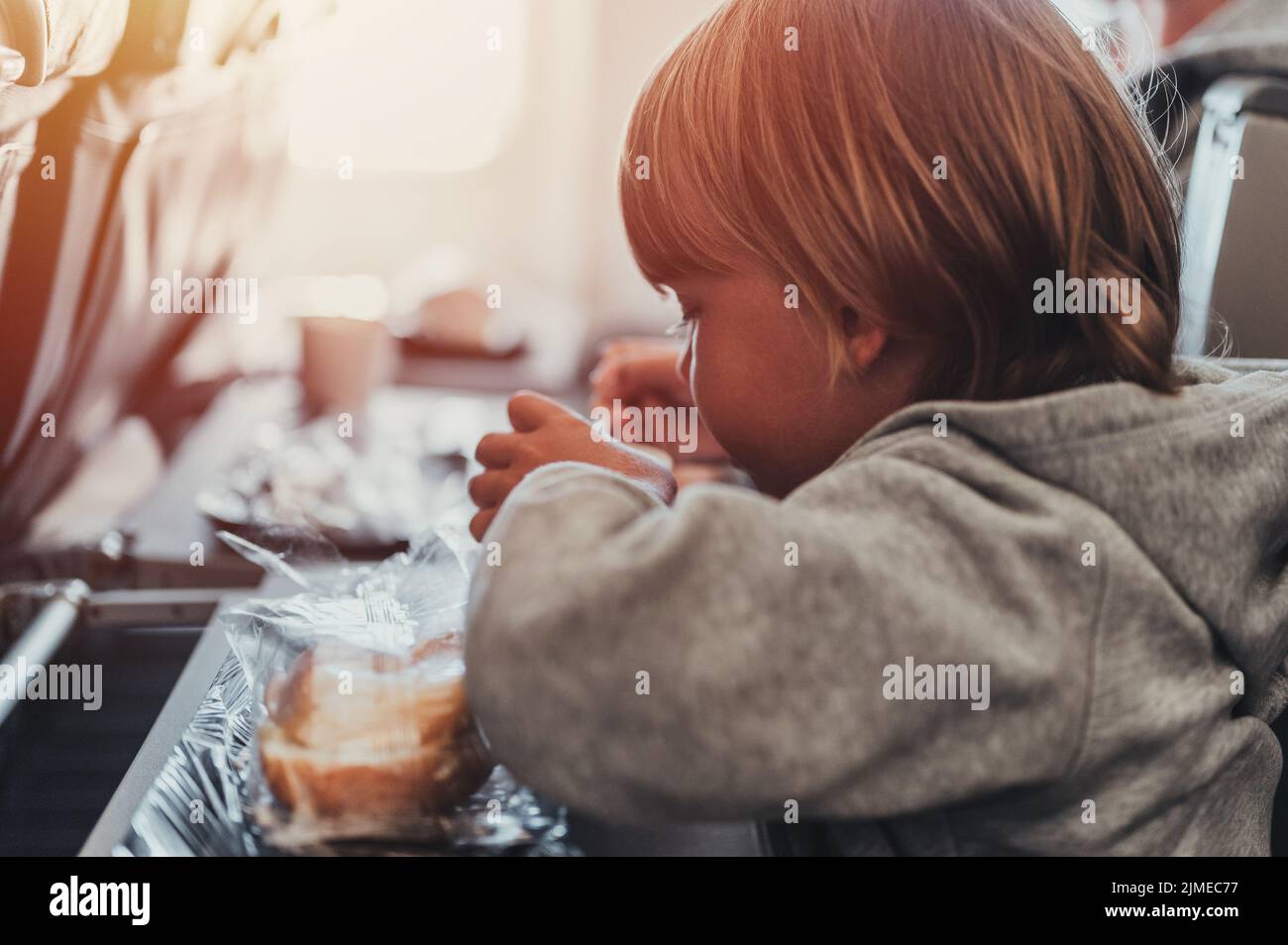 Kleine ehrliche Kind Junge fünf Jahre alt isst Burger oder Sandwich ...