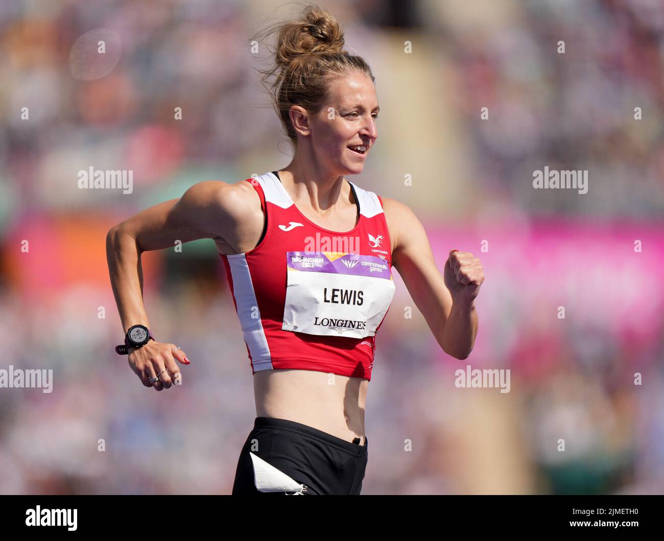 Heather Lewis (rechts) von Wales bei der 10.000 Meter langen Wanderung ...