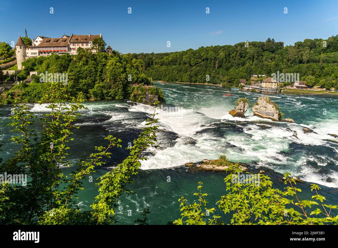 Wasserfall Rheinfall und Schloss Laufen bei Neuhausen am Rheinfall, Schweiz, Europa | Rheinfall ...
