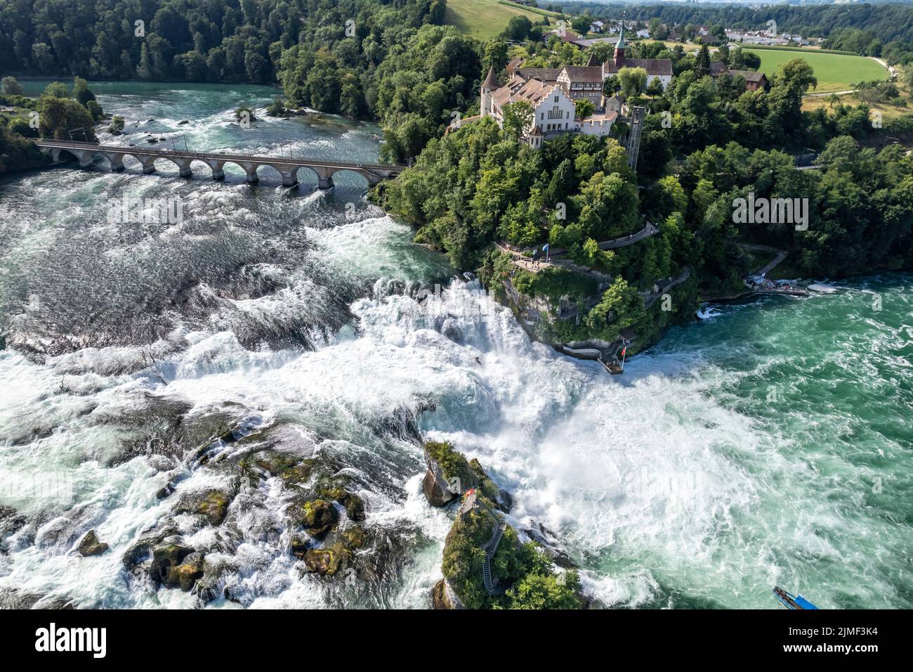 Wasserfall Rheinfall, Schloss Laufen und Rheinfall-Brücke bei Neuhausen am Rheinfall, Schweiz ...