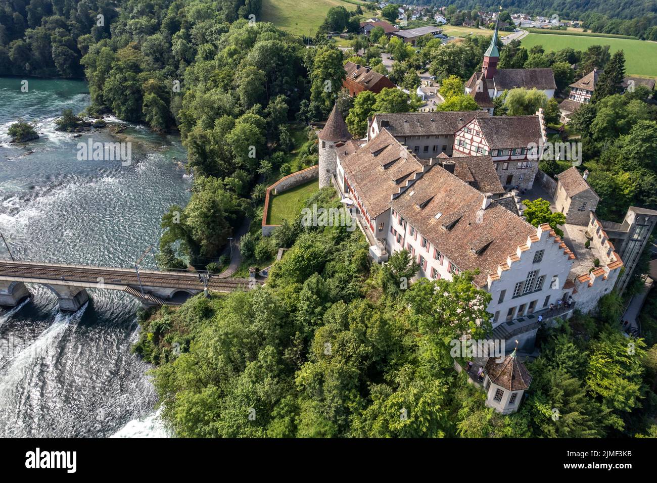 Schloss Laufen und Rheinfall-Brücke bei Neuhausen am Rheinfall, Schweiz, Europa | Schloss Laufen ...