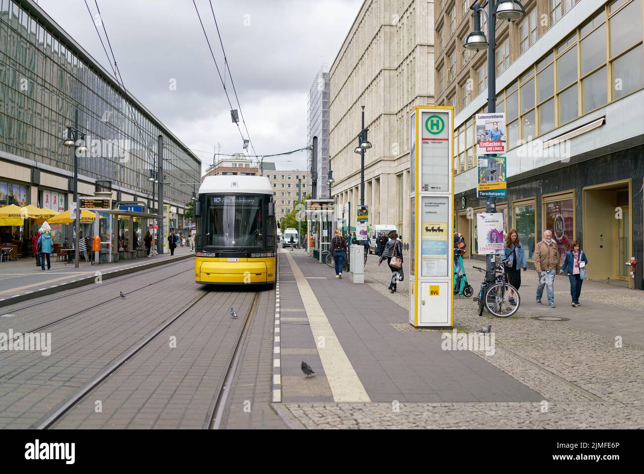 Berlin alexanderplatz tram -Fotos und -Bildmaterial in hoher Auflösung ...