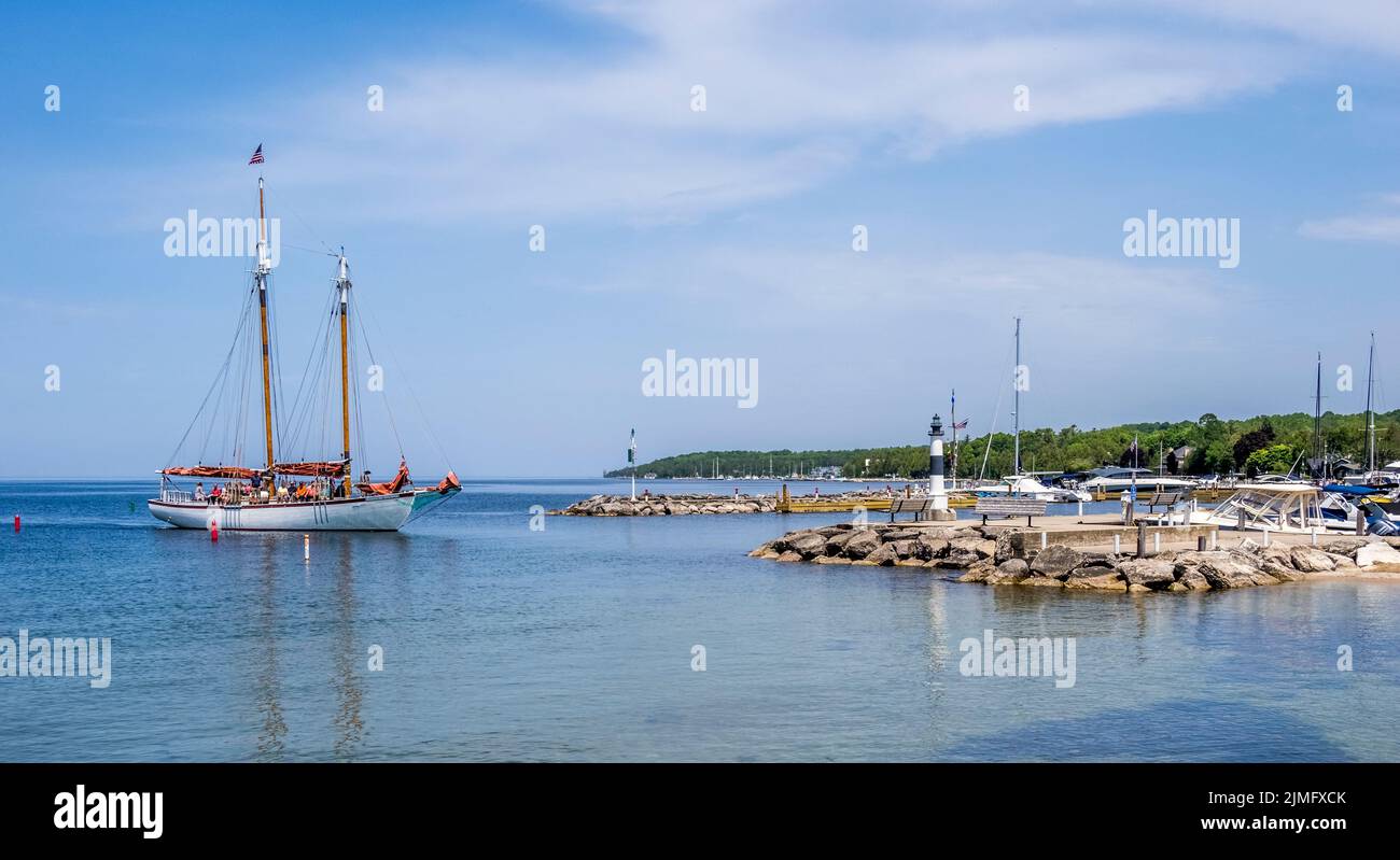 Segelboot, das in die Sister Bay Marina am Lake Michigan in Sister Bay im Door County Wisconsin ...
