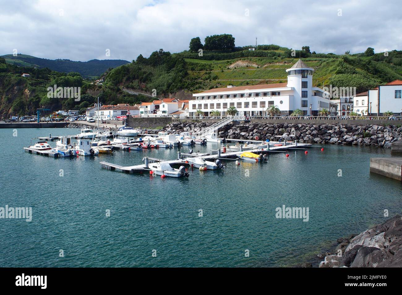 Die Küste und der Hafen der Stadt, Povoacao, Sao Miguel Island, Azoren ...