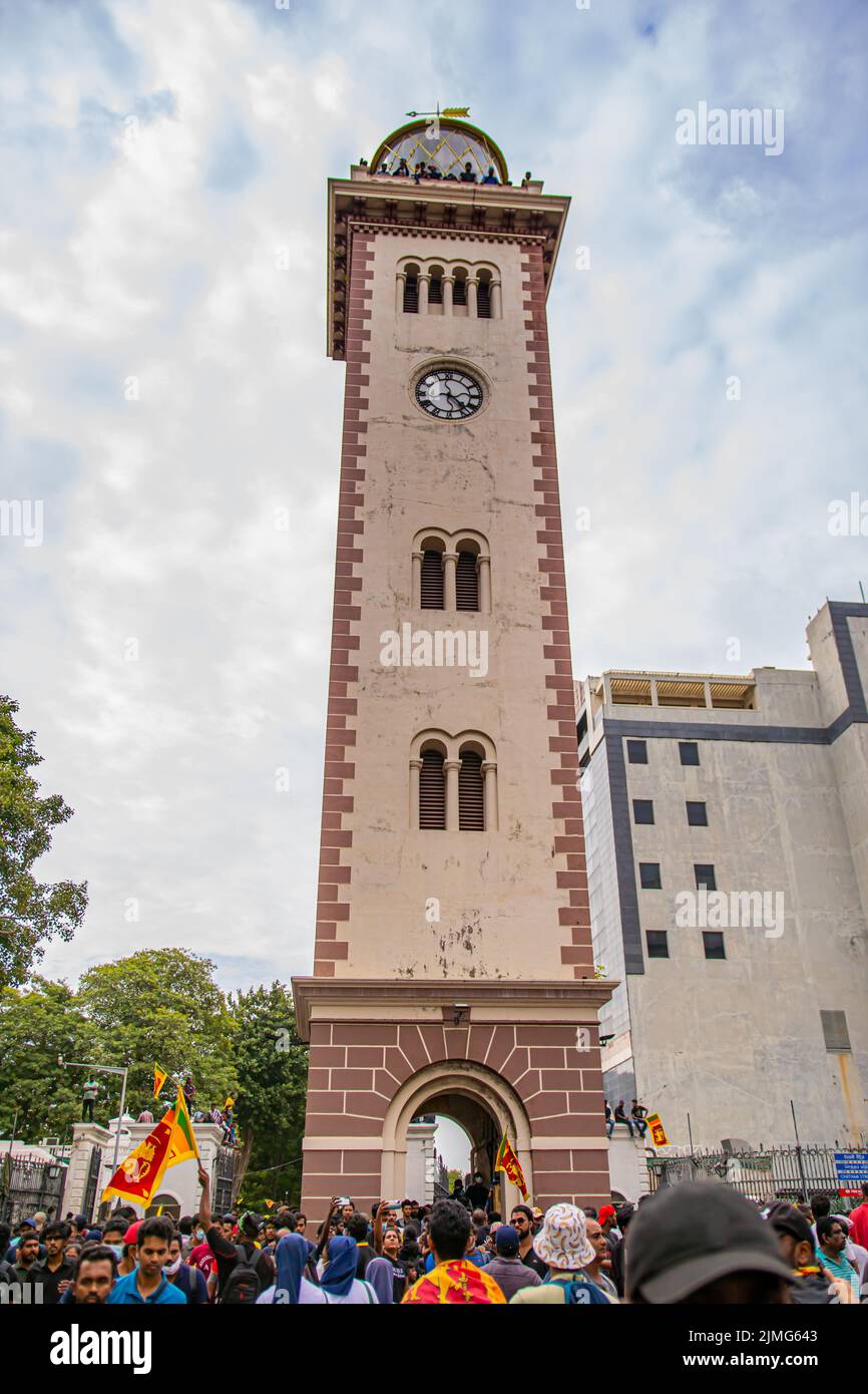 COLOMBO, SRI LANKA: 9.. Juli 2022: Menschen versammelten sich am Fuß ...