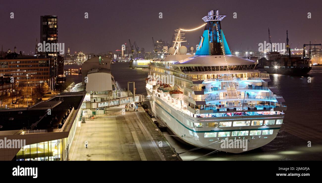Hamburg Cruise Center Altona mit dem Schiff Artania bei Nacht, Hamburg ...