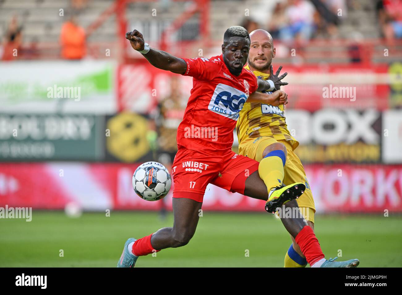 Kortrijk's Pape Habib Gueye und STVV's Toni Leistner kämpfen am Samstag ...