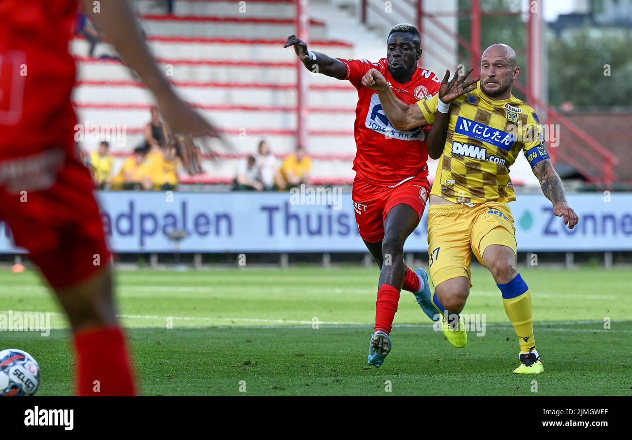 Kortrijk's Pape Habib Gueye und STVV's Toni Leistner kämpfen am Samstag ...