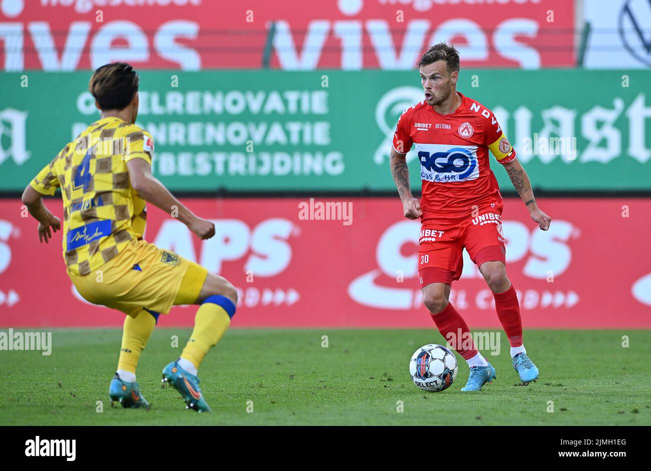 STVV's Daiki Hashioka und Kortrijk's Kristof D'Haene im Einsatz bei einem Fußballspiel zwischen ...