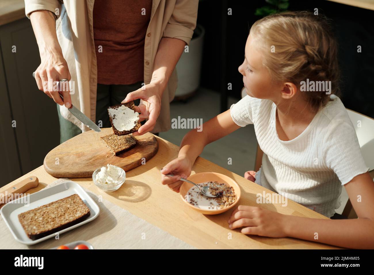 Mère broute pour faire du lait -Fotos und -Bildmaterial in hoher ...