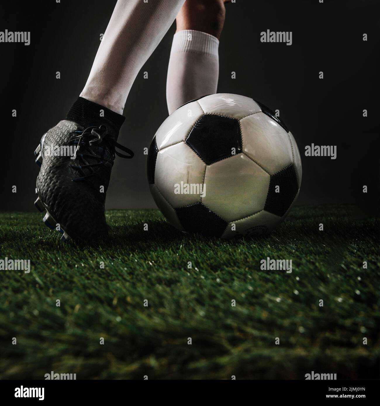 Fußball rasen ball beine -Fotos und -Bildmaterial in hoher Auflösung ...