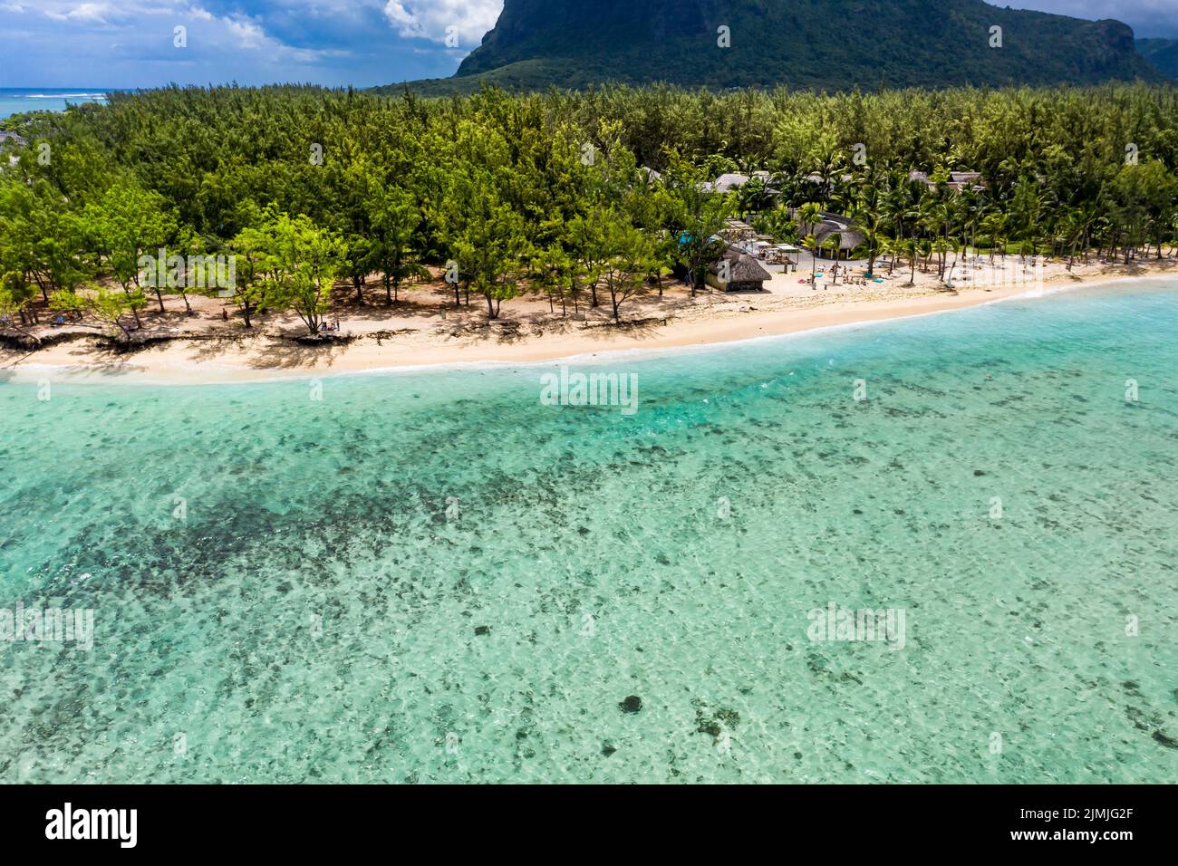 Strand le morne mit dem st regis mauritius resort -Fotos und -Bildmaterial in hoher Auflösung ...