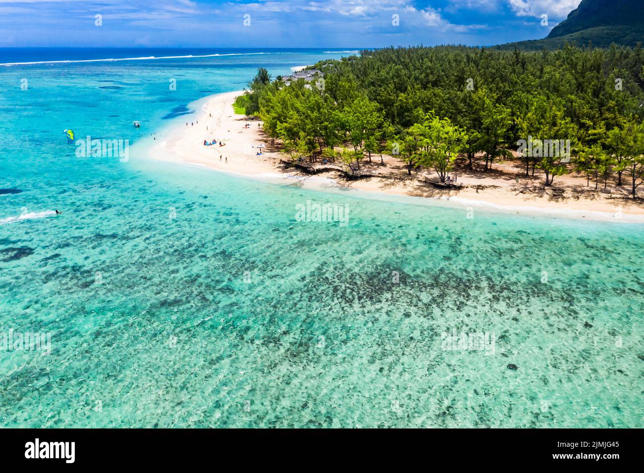 Strand le morne mit dem st regis mauritius resort -Fotos und -Bildmaterial in hoher Auflösung ...