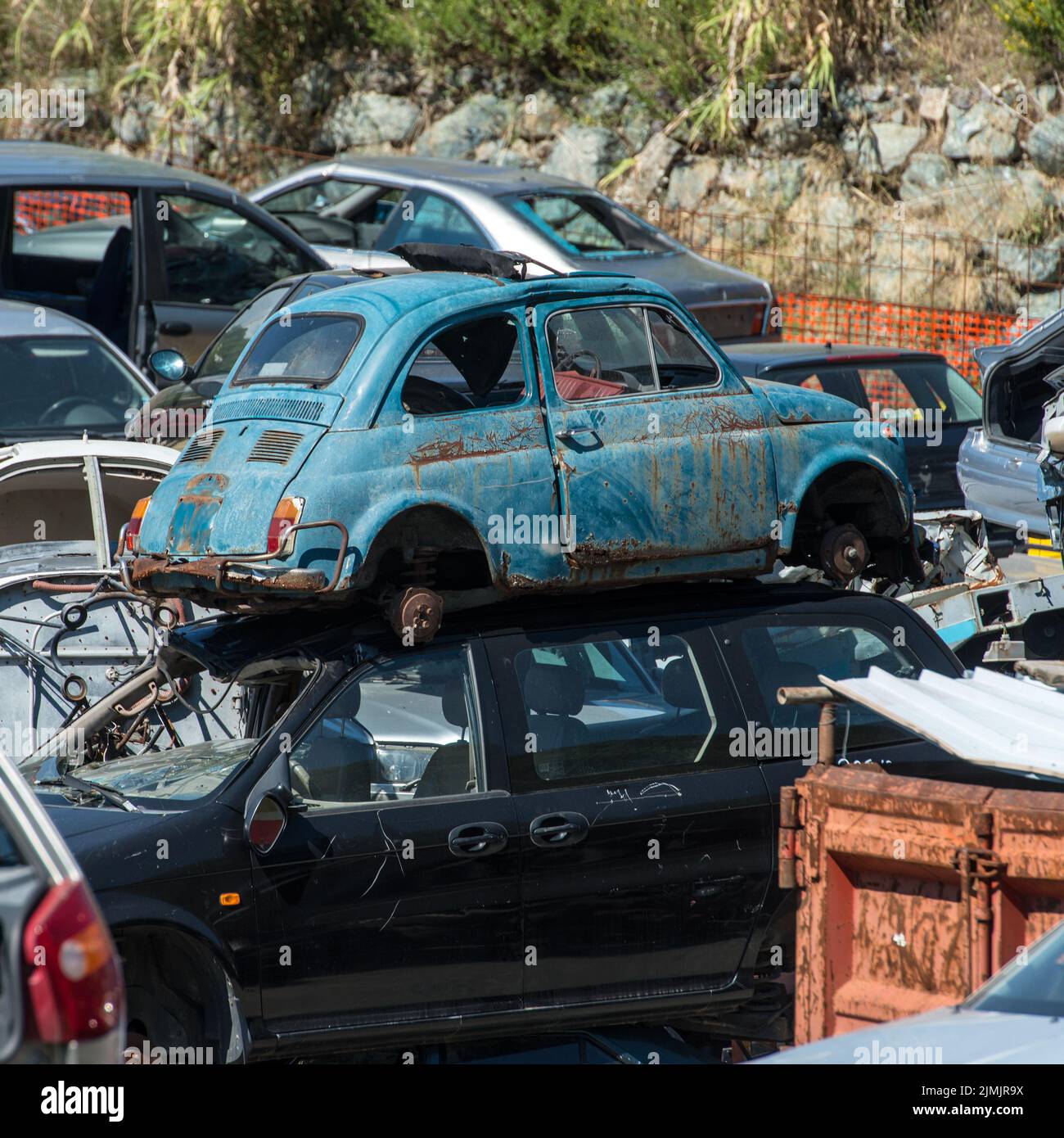 Alte autos im schrottplatz -Fotos und -Bildmaterial in hoher Auflösung ...
