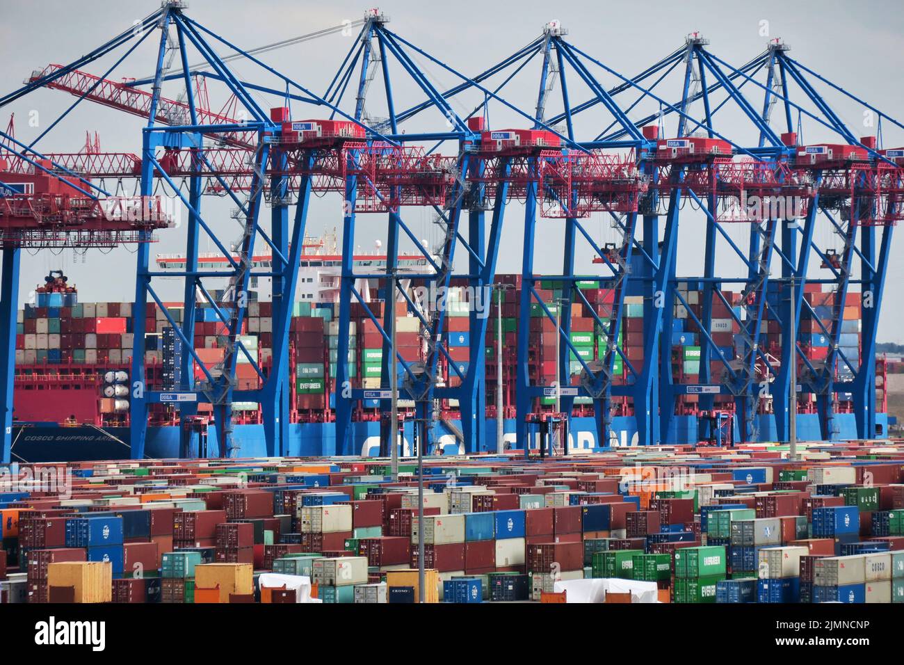 Hamburg, Deutschland. 22.. Juli 2022. Krane und Container am Containerterminal Tollerort der ...