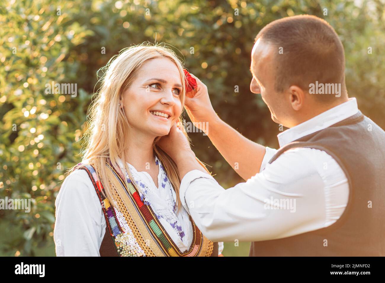 Blume hinter dem ohr -Fotos und -Bildmaterial in hoher Auflösung – Alamy