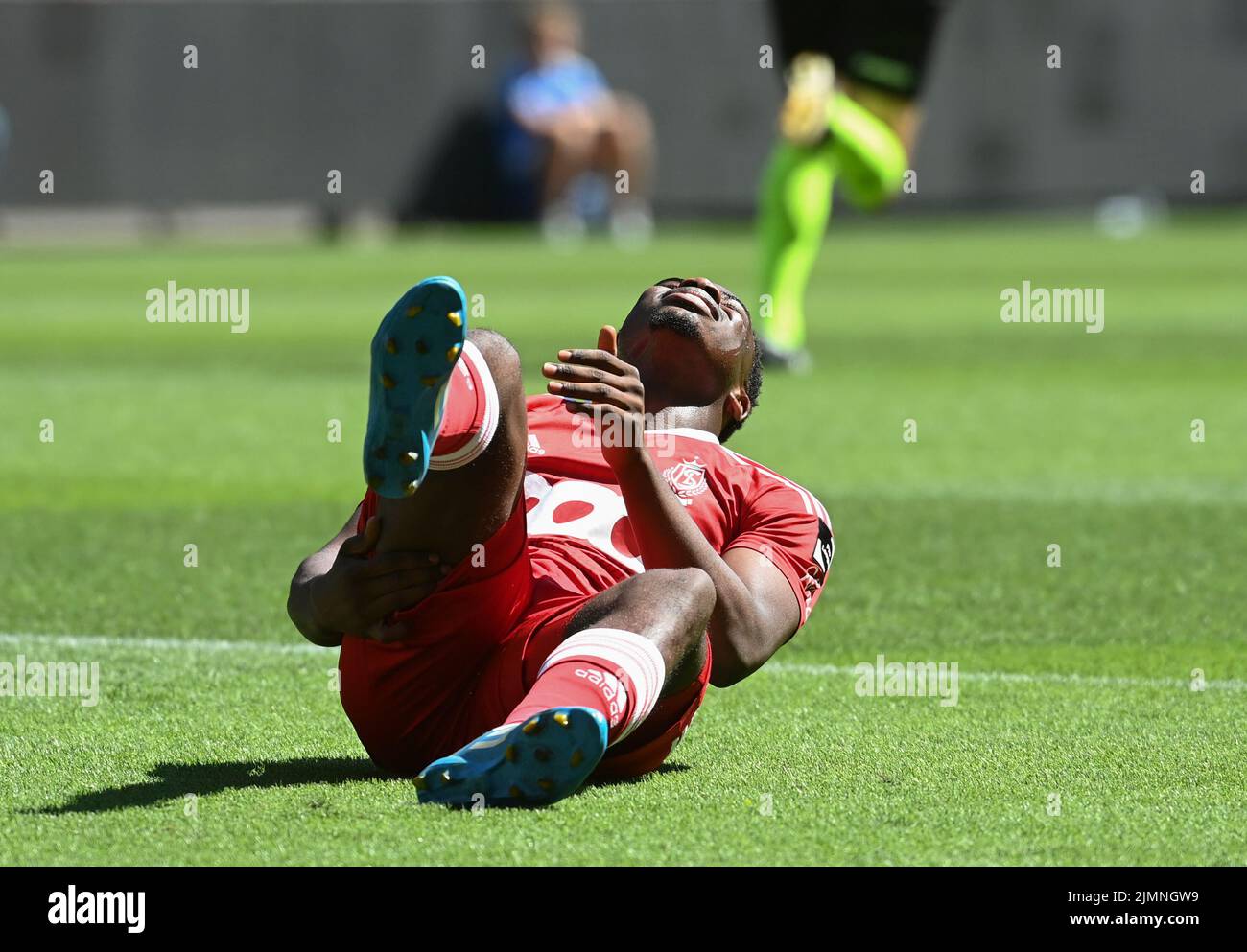 Noah Ohio von Standard wird bei einem Fußballspiel zwischen Standard de ...