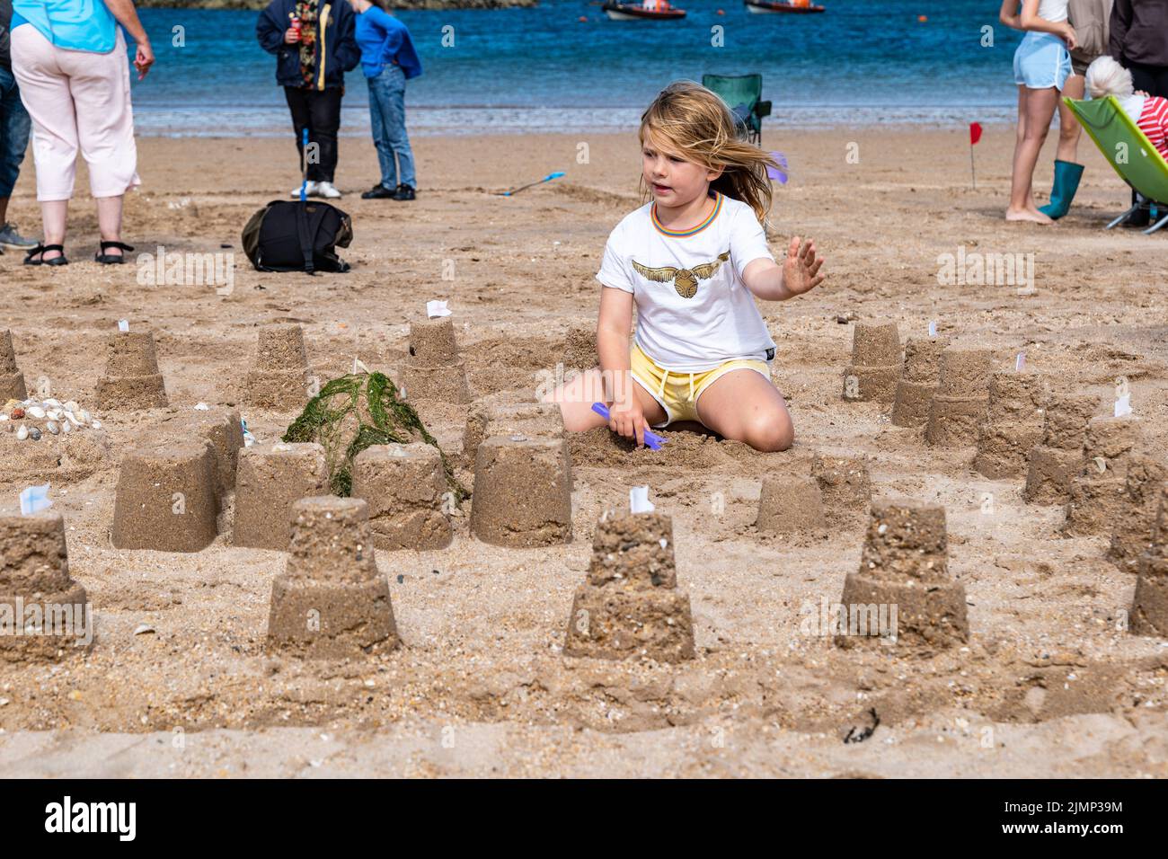 Kinder bauen sandburgen -Fotos und -Bildmaterial in hoher Auflösung – Alamy