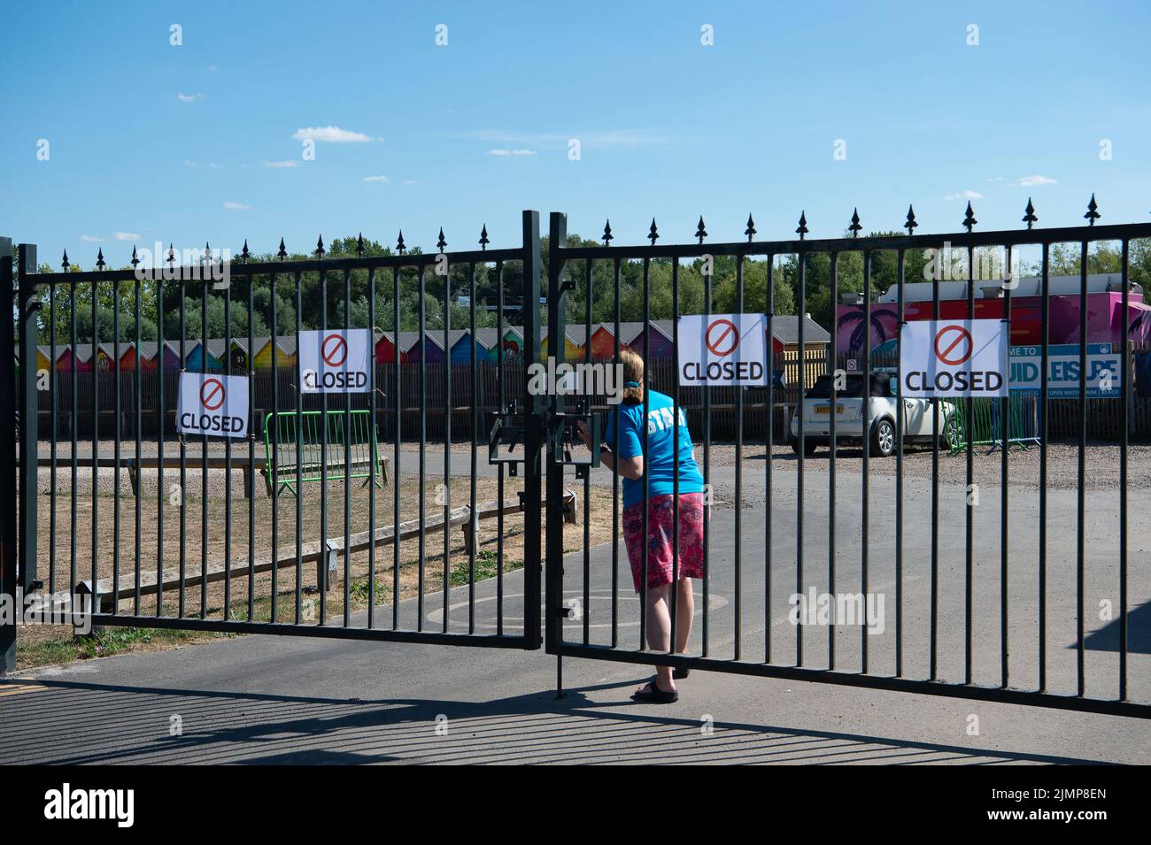 Datchet, UK. 7.. August 2022. Ein Mitarbeiter kommt im Liquid Leisure ...