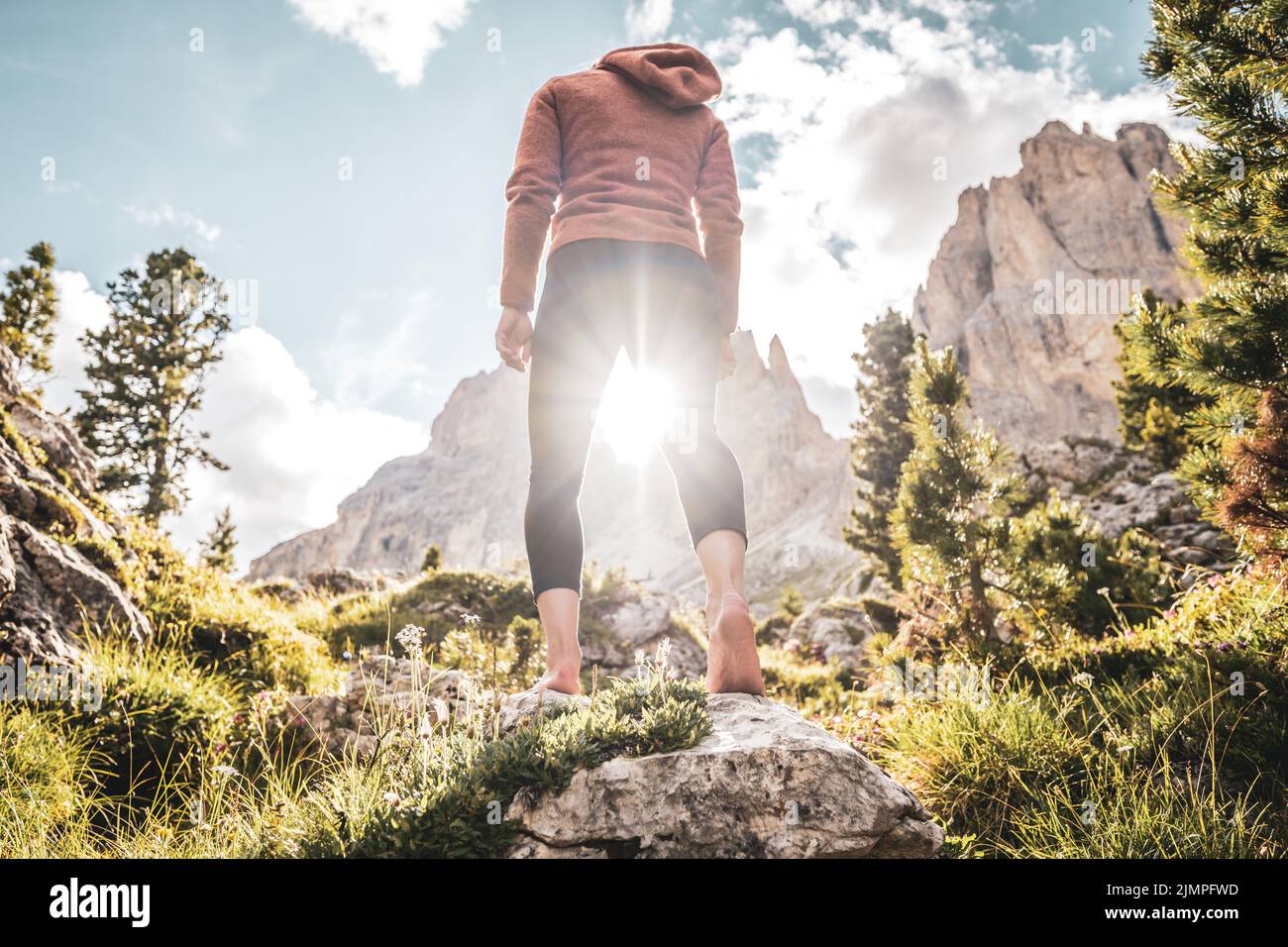 Barefoot walking forest -Fotos und -Bildmaterial in hoher Auflösung – Alamy