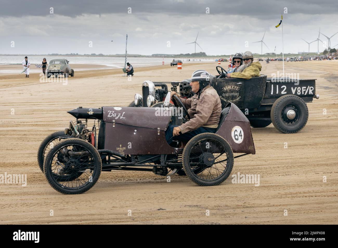 Vintage Hot Rods bei der Veranstaltung „Race the Waves“, bei der Autos ...