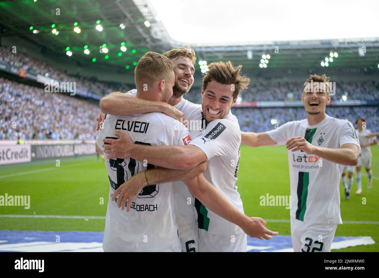 Jubel MG um Nico ELVEDI (MG) nach dem Tor zu 3:1, von links nach rechts Nico ELVEDI (MG ...