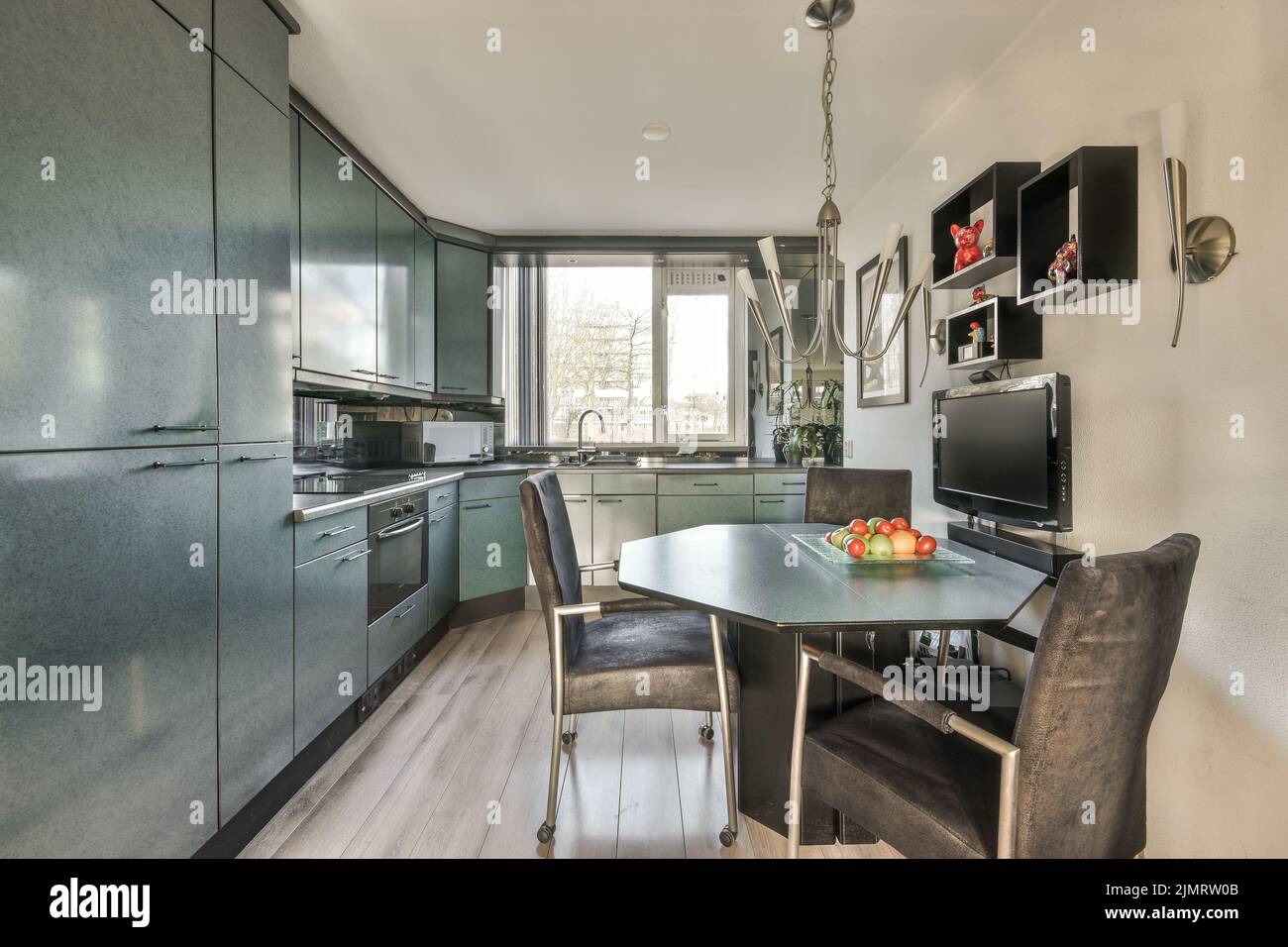 Modernes, minimalistisches Innendesign des Studioapartments mit offener ...