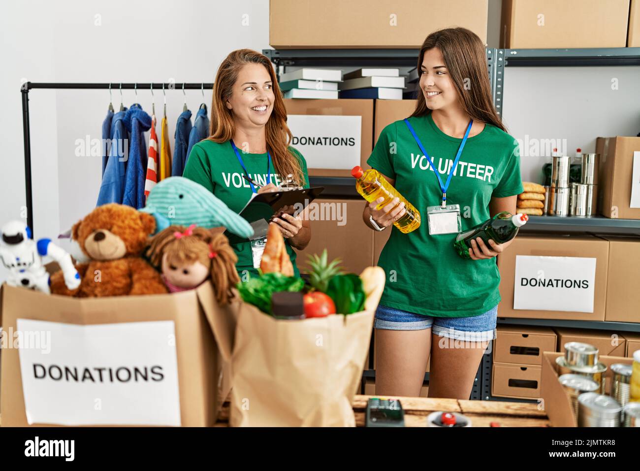 Mutter und Tochter tragen eine Freiwilligenuniform und schreiben auf ...