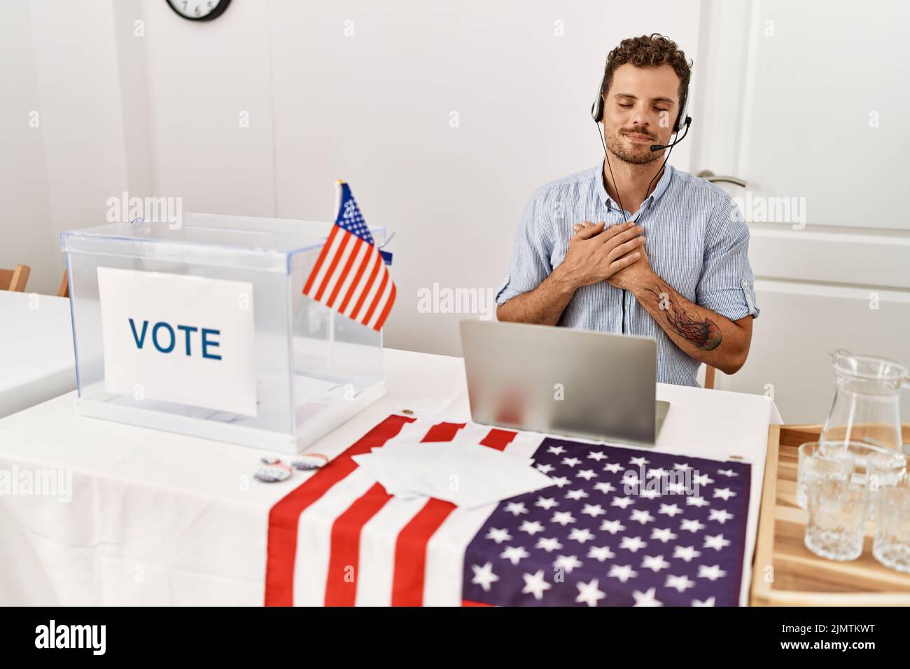 Ein hübscher junger Mann, der bei einer politischen Kampagne arbeitet ...