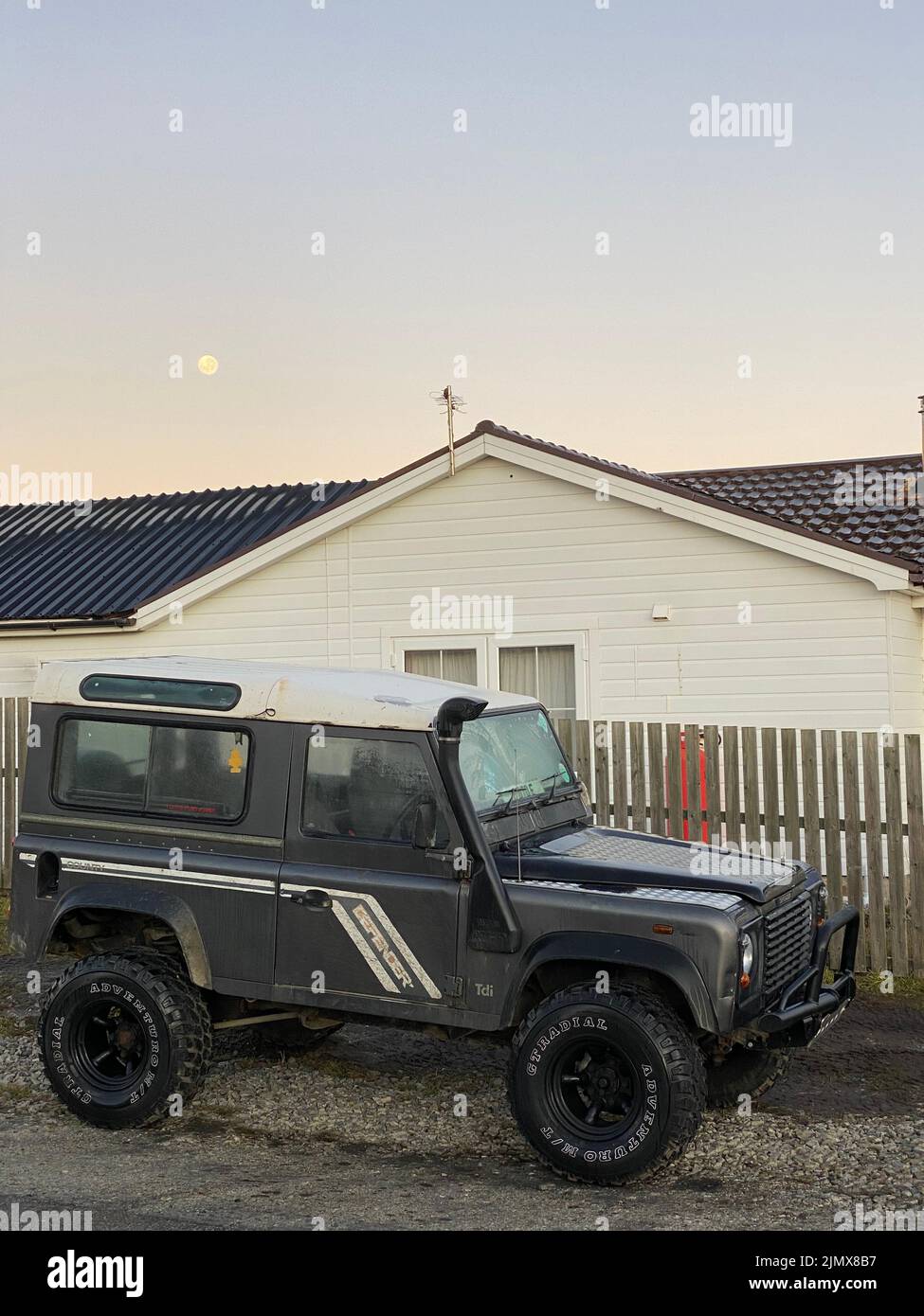 Stanley, Großbritannien. 15.. Juni 2022. Ein Land Rover in der Stadt ...