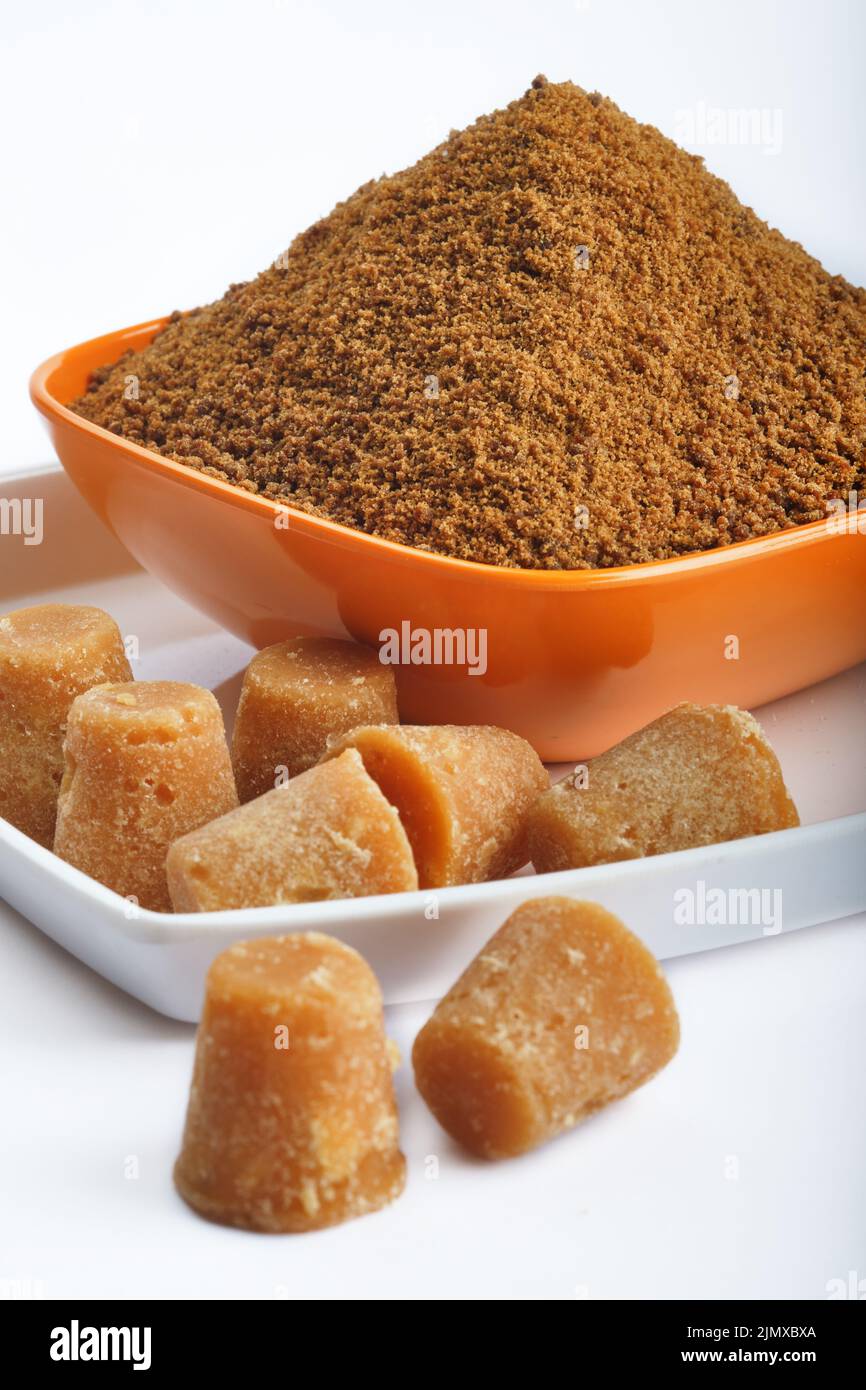 Bio-Gur oder Jaggery Pulver und Würfel, Jaggery wird als Zutat in süßen ...