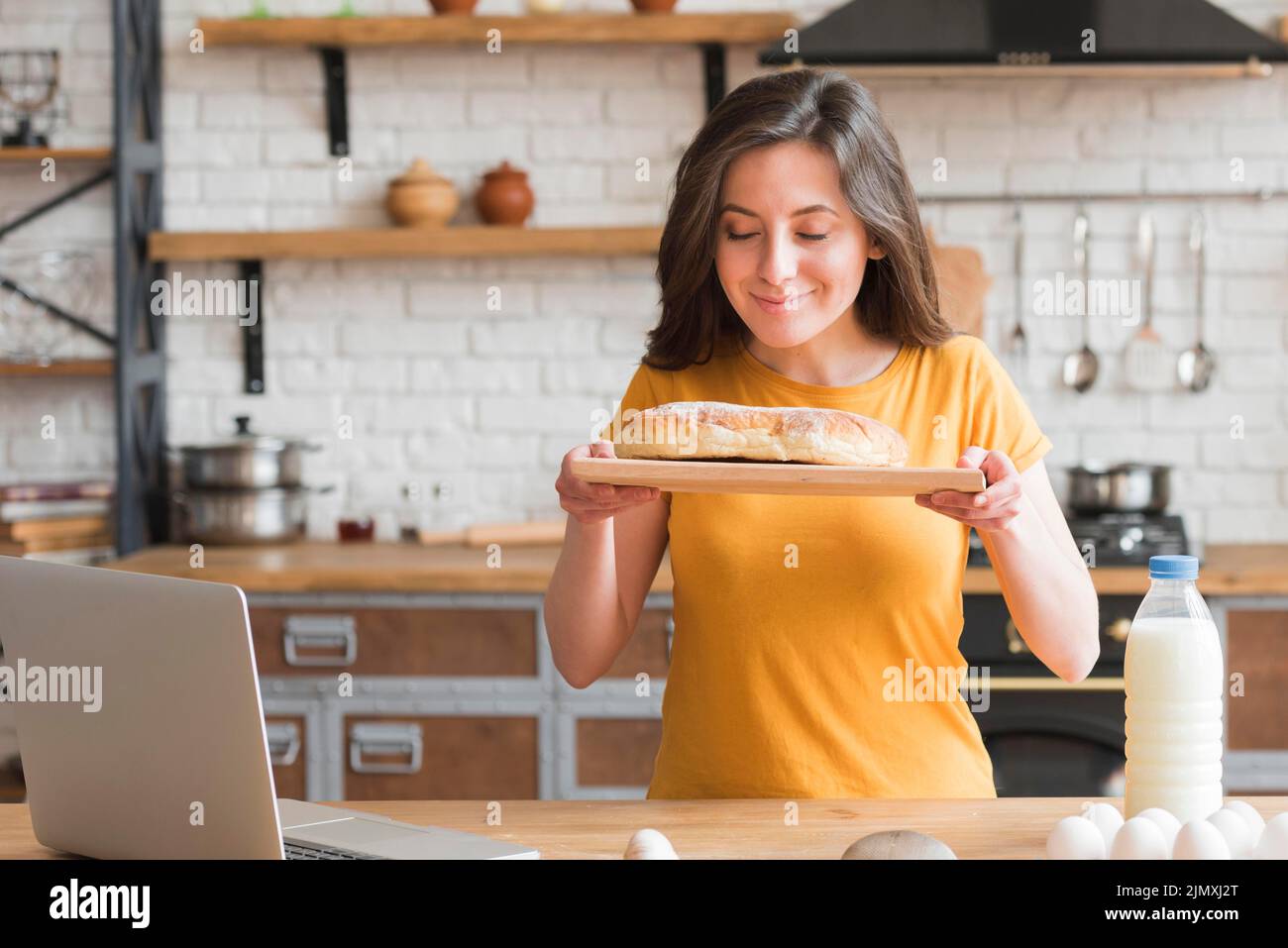 Brot anbieten -Fotos und -Bildmaterial in hoher Auflösung – Alamy