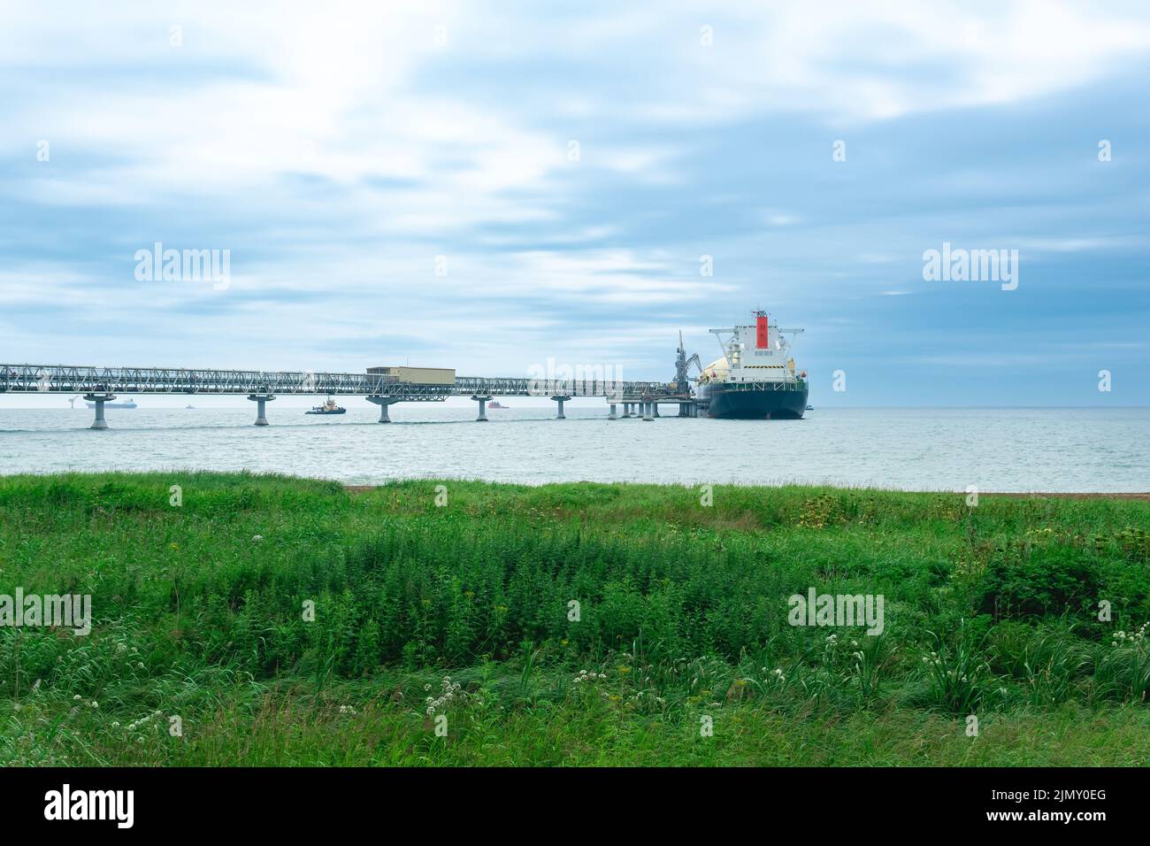 Transporttanker für Flüssiggas während der Verladung an einem LNG-Offshore-Terminal ...