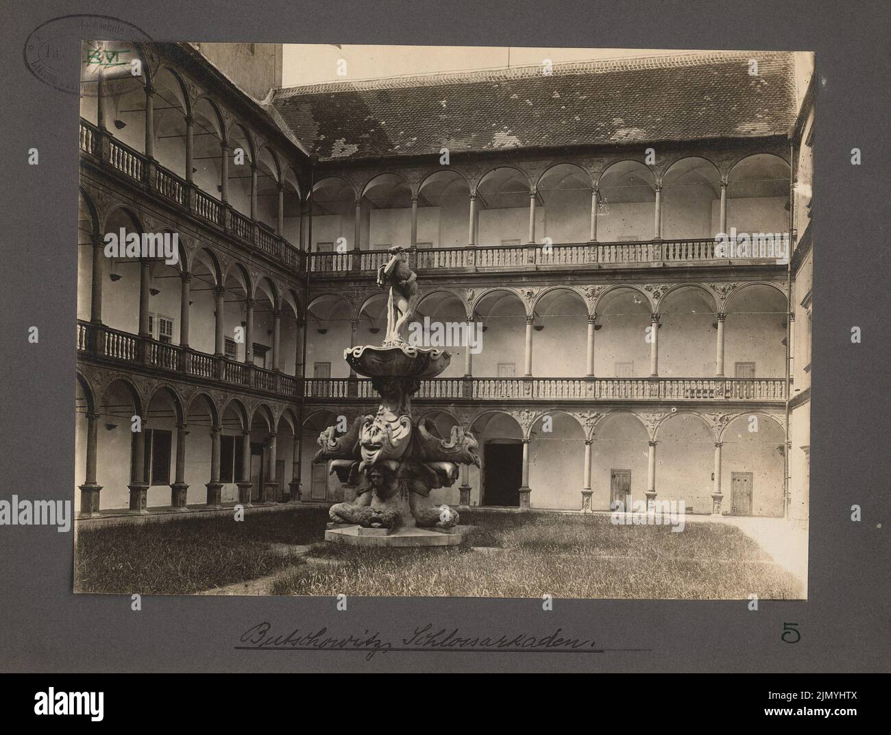 Innnenhof mit brunnen -Fotos und -Bildmaterial in hoher Auflösung – Alamy