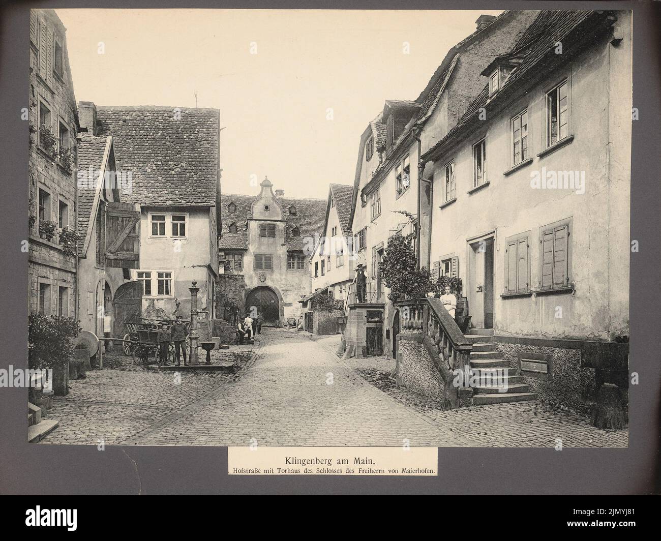 Unbekannter Fotograf, Hofstraße mit Torhaus des Schlosses des Freiherrn ...