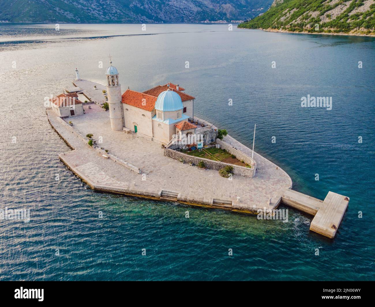 Malerische Insel st. George und Tempel Gospa od Skrpela. Drohnenansicht ...